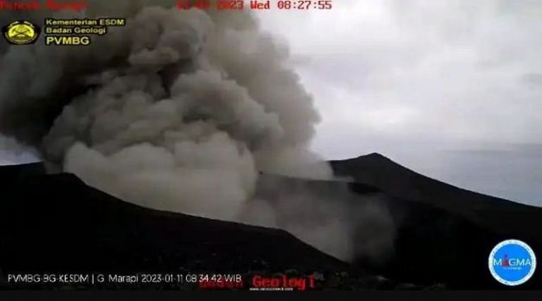 Gunung Marapi Semburkan Abu Setinggi 800 Meter