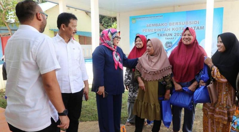 Wali Kota Rudi Bagikan 4.800 Paket Sembako Subsidi di Batuampar