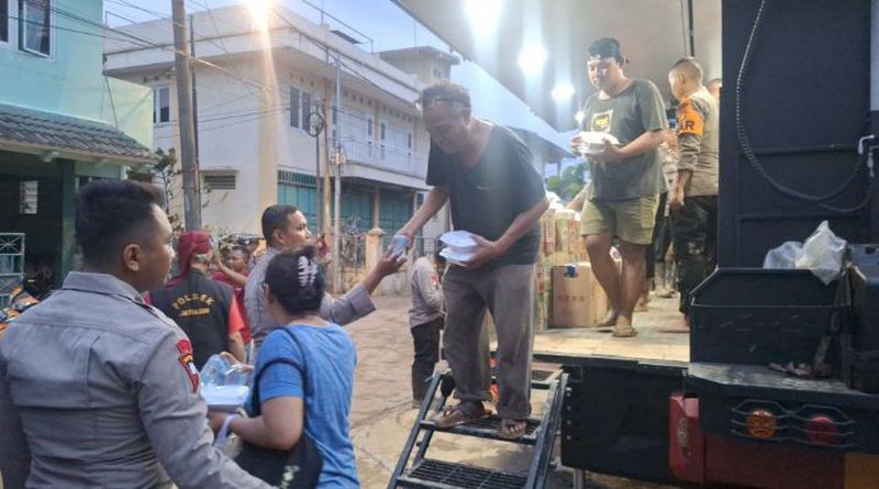 Brimob Metro Jaya Gelar Dapur Lapangan di Pondok Gede Permai Bantu Korban Banjir